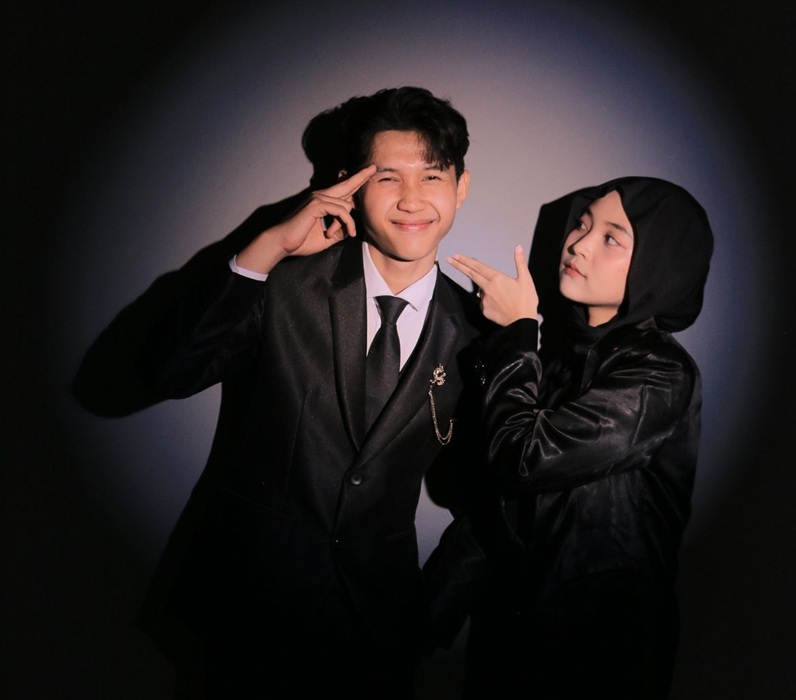 5+ Contoh Prompt Gemini AI untuk Foto Bersama Pasangan di Foto Studio ...