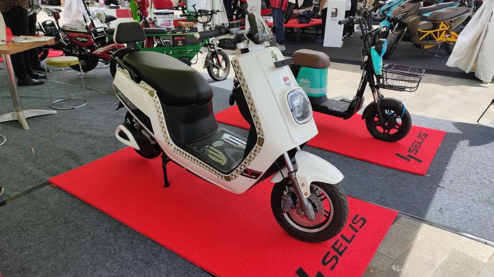 Motor Listrik Selis E-Max 2026 Punya 4 Opsi Baterai, Jarak 230 Km Harga ...